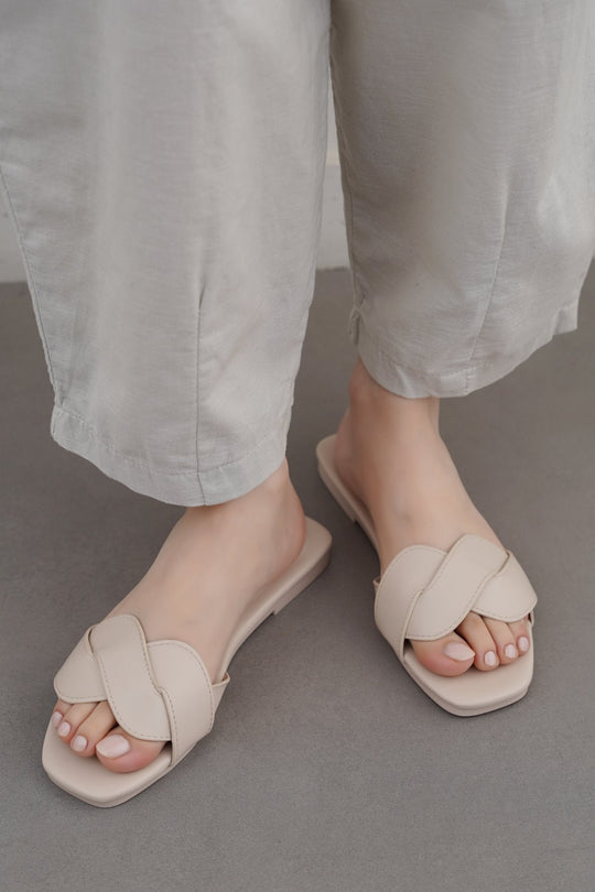 WOMAN SLIDES – LAMA GLOBAL